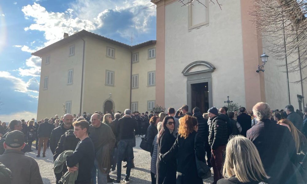 A Stabbia il funerale di Lorenzo Sabatini: famiglia, amici ed ex ...